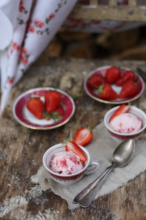 Gelato di yogurt e fragole senza uova - Ricetta Veloce